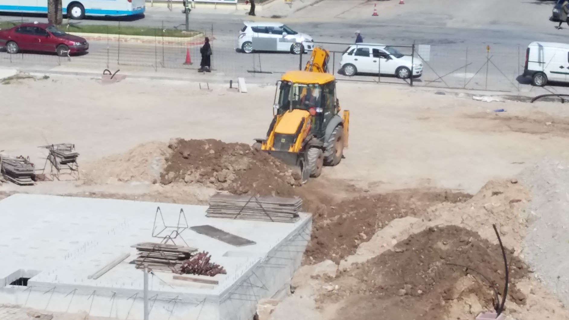 Ξεκίνησαν και πάλι οι εργασίες ανάπλασης στην πλατεία Παν. Τσαλδάρη ...