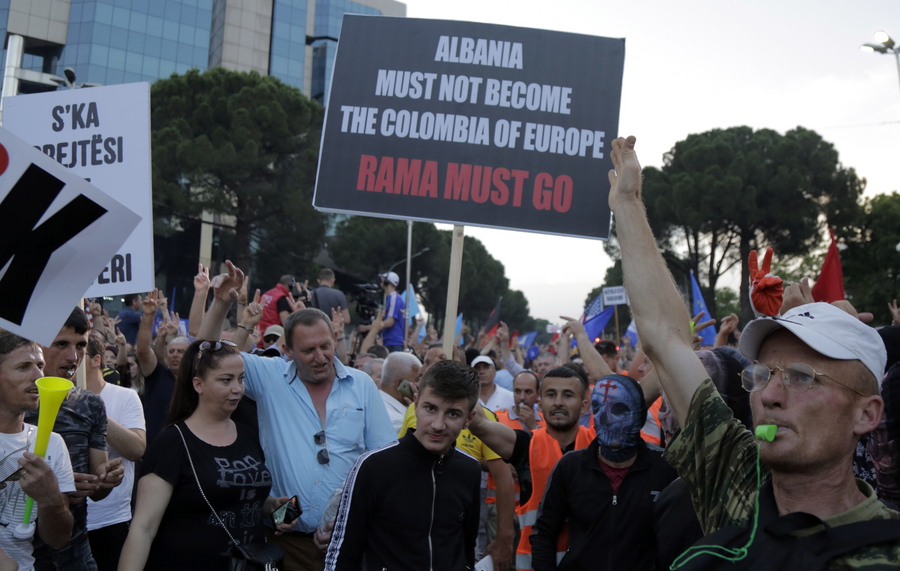 Χάος στην Αλβανία: Άγρια επεισόδια και ακύρωση των εκλογών (video-φωτο ...