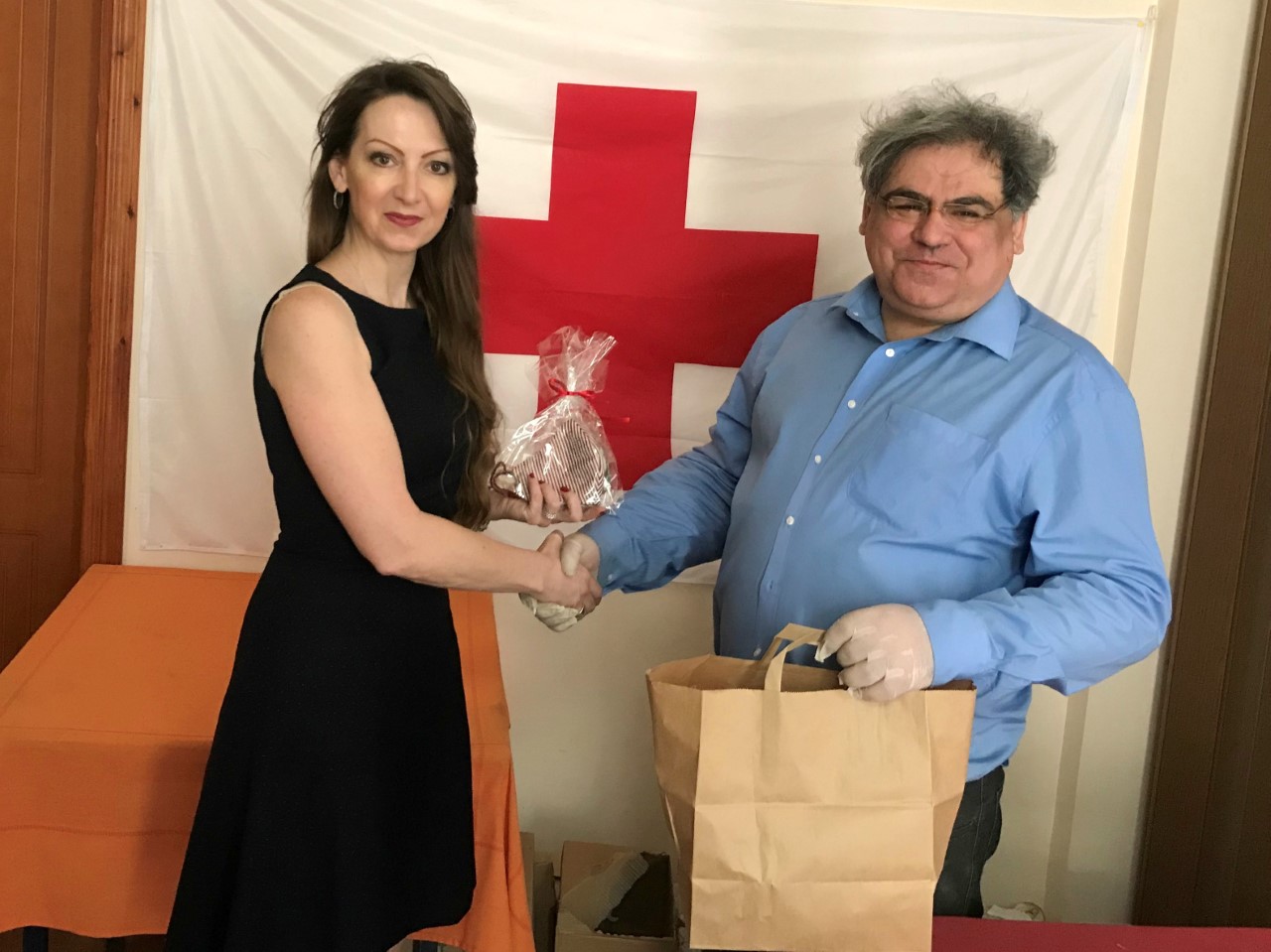 ΔΙΑΝΟΜΗ ΥΓΕΙΟΝΟΜΙΚΟΥ ΥΛΙΚΟΥ ΑΠΟ ΤΟΝ ΕΡΥΘΡΟ ΣΤΑΥΡΟ ΛΟΥΤΡΑΚΙΟΥ - KorinthosTV