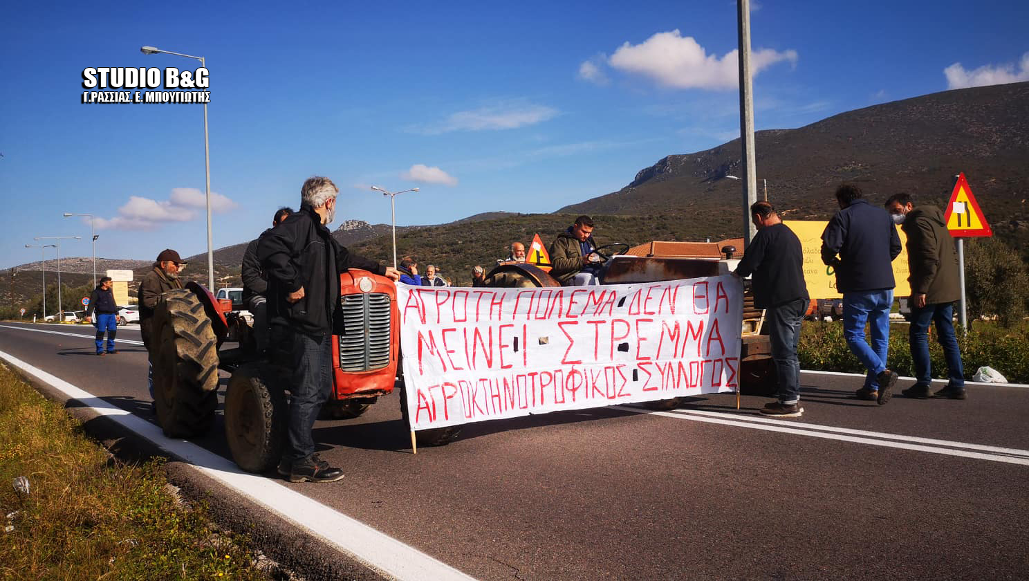 Αγρότες της Αργολίδας απέκλεισαν με αγροτικά οχήματα και τρακτέρ την Ε ...