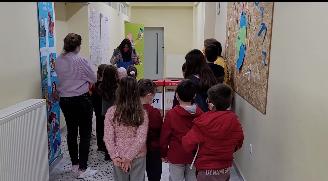 ΣΧΟΛΙΚΗ ΑΝΑΚΥΚΛΩΣΗ ΣΤΟ ΔΗΜΟ ΞΥΛΟΚΑΣΤΡΟΥ ΕΥΡΩΣΤΙΝΗΣ - KorinthosTV