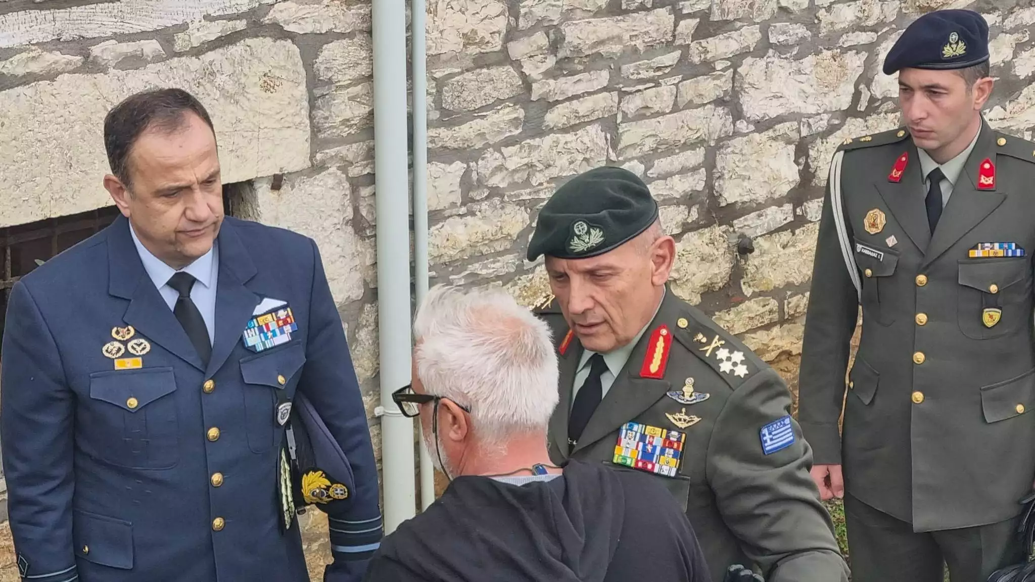 Τρίπολη: Οι αρχηγοί ΓΕΕΘΑ και ΓΕΑ στο σπίτι του αδικοχαμένου ...