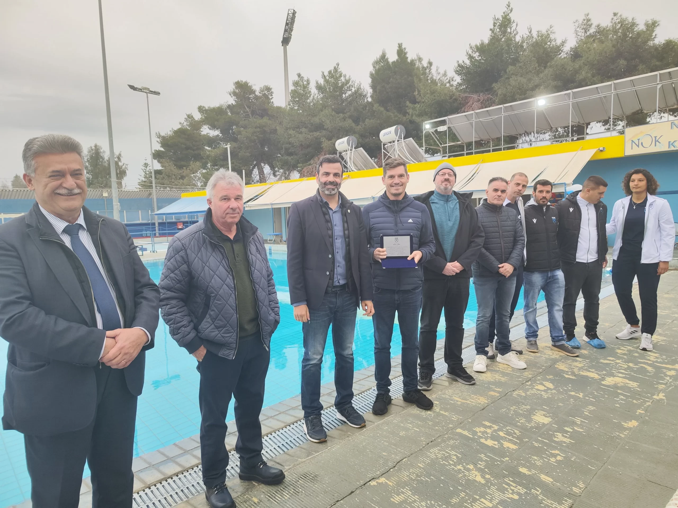 Ο Ολυμπιονίκης Σπύρος Γιαννιώτης και ο ομοσπονδιακός τεχνικός Βαγγέλης ...