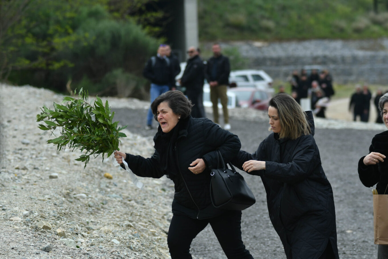 Θρήνος στα Τέμπη, στο μνημόσυνο για τα 57 θύματα του σιδηροδρομικού ...