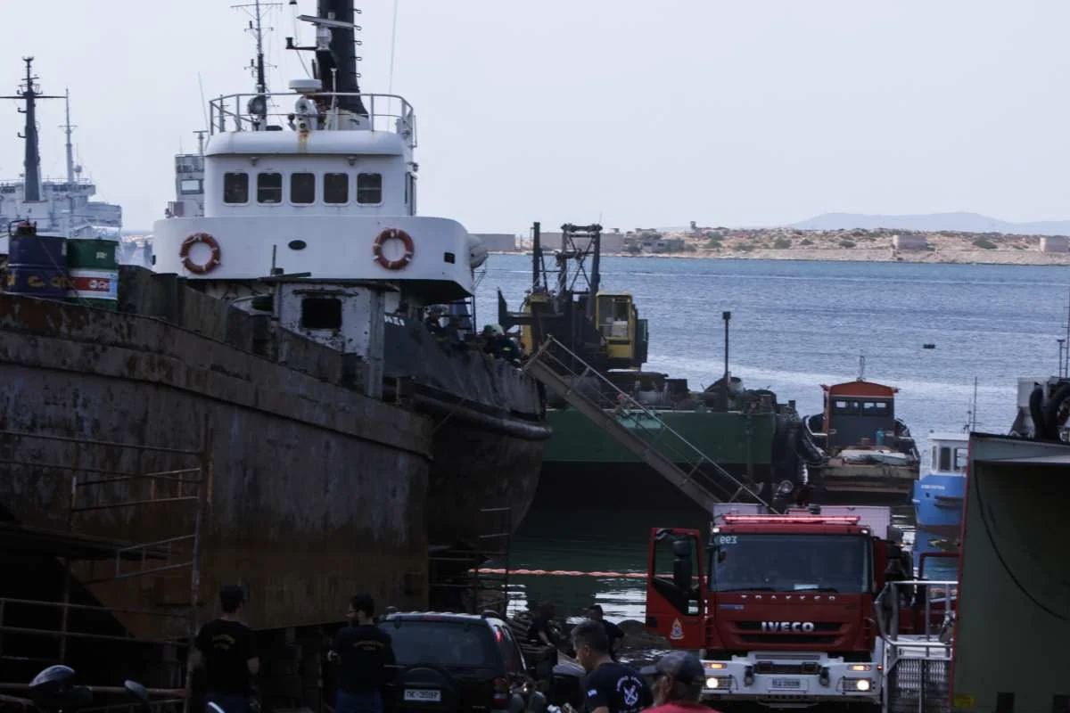 Πέραμα: Φωτιά σε πλοίο στη Ναυπηγοεπισκευαστική ζώνη - KorinthosTV