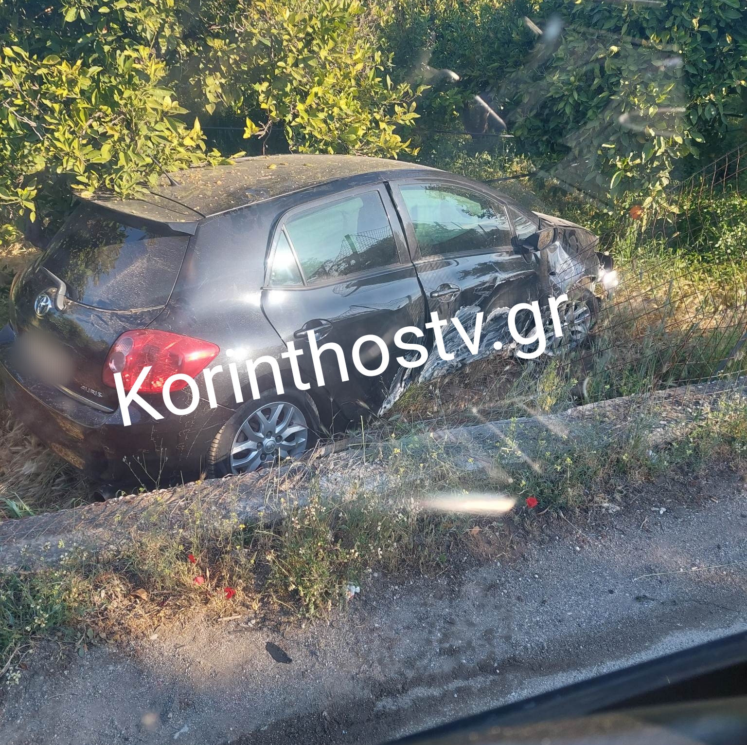 Κόρινθος: Αυτοκίνητο εξετράπη της πορείας του και κατέληξε σε κτήμα ...