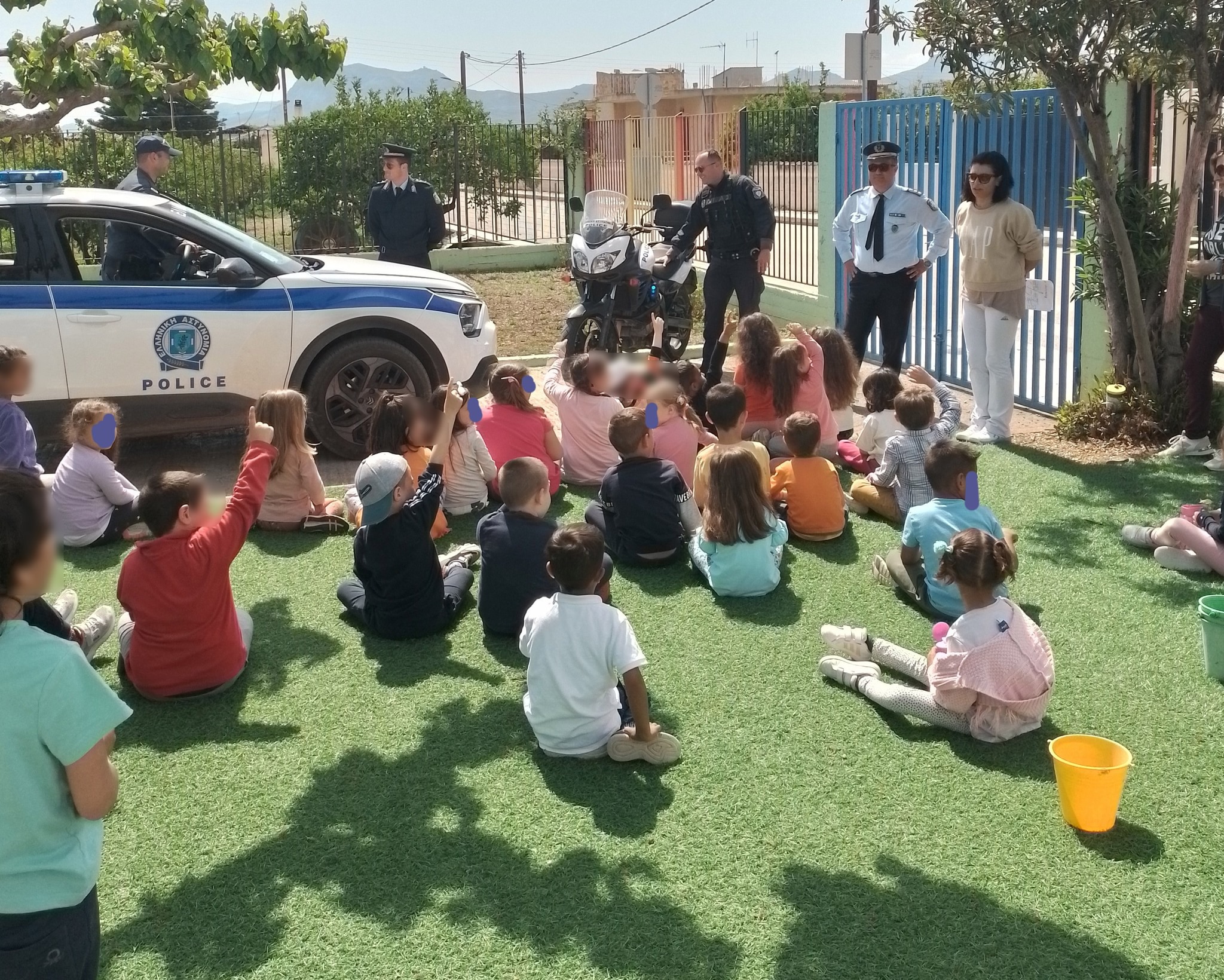 Οι μαθητές του 1ου Νηπιαγωγείου Ζευγολατιού υποδέχθηκαν με χαρά τους ...