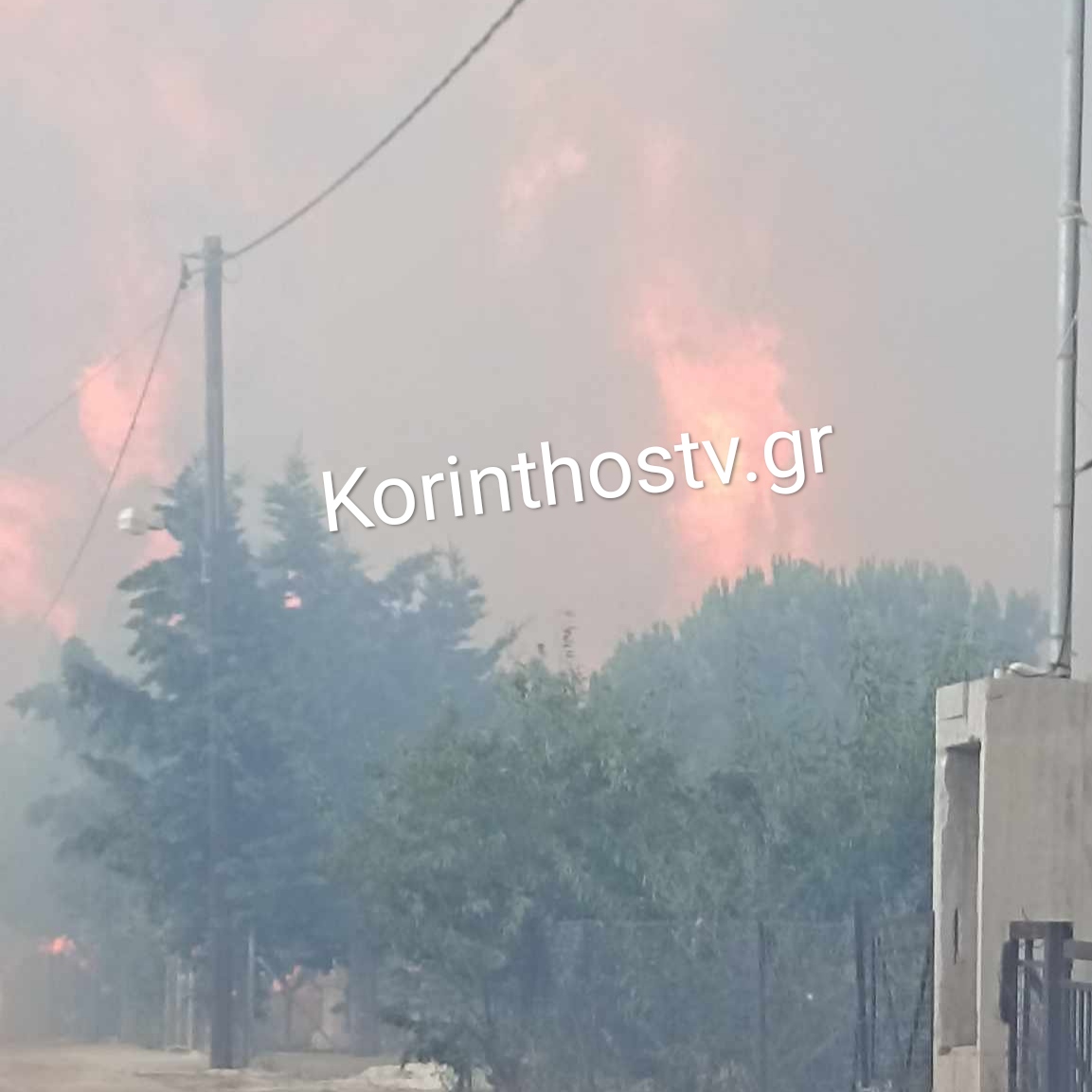 Πυρκαγιά Λουτράκι: Μια ανάσα από τα σπίτια οι φλόγες στον Άγιο ...