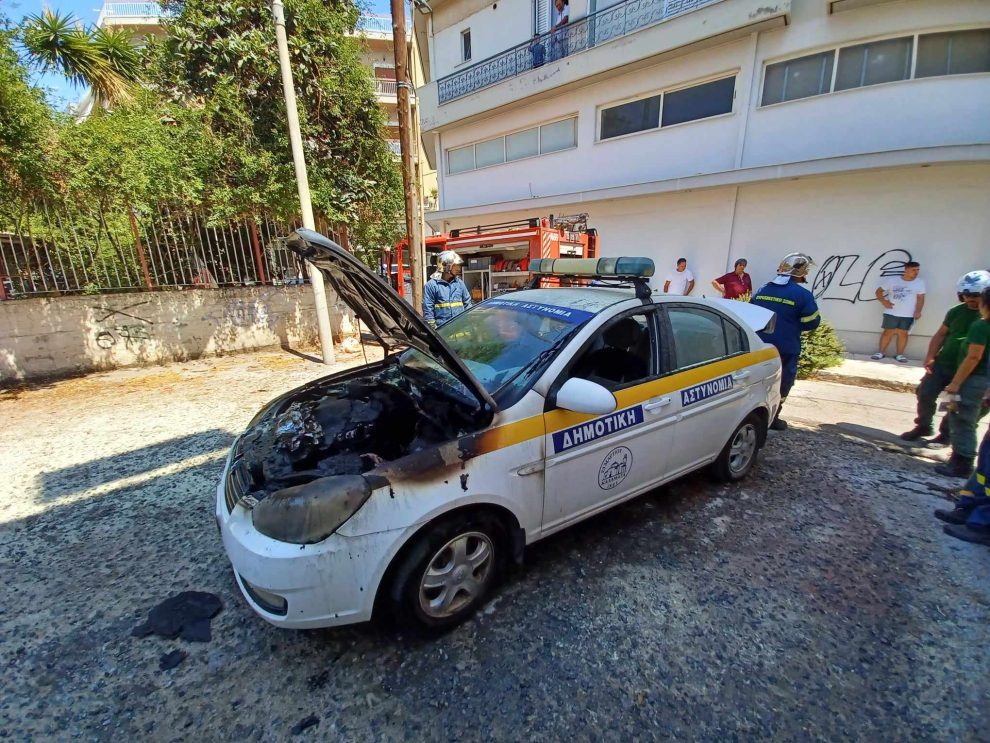 Καλαμάτα: Φωτιά σε αυτοκίνητο της Δημοτικής Αστυνομίας (εικόνες ...