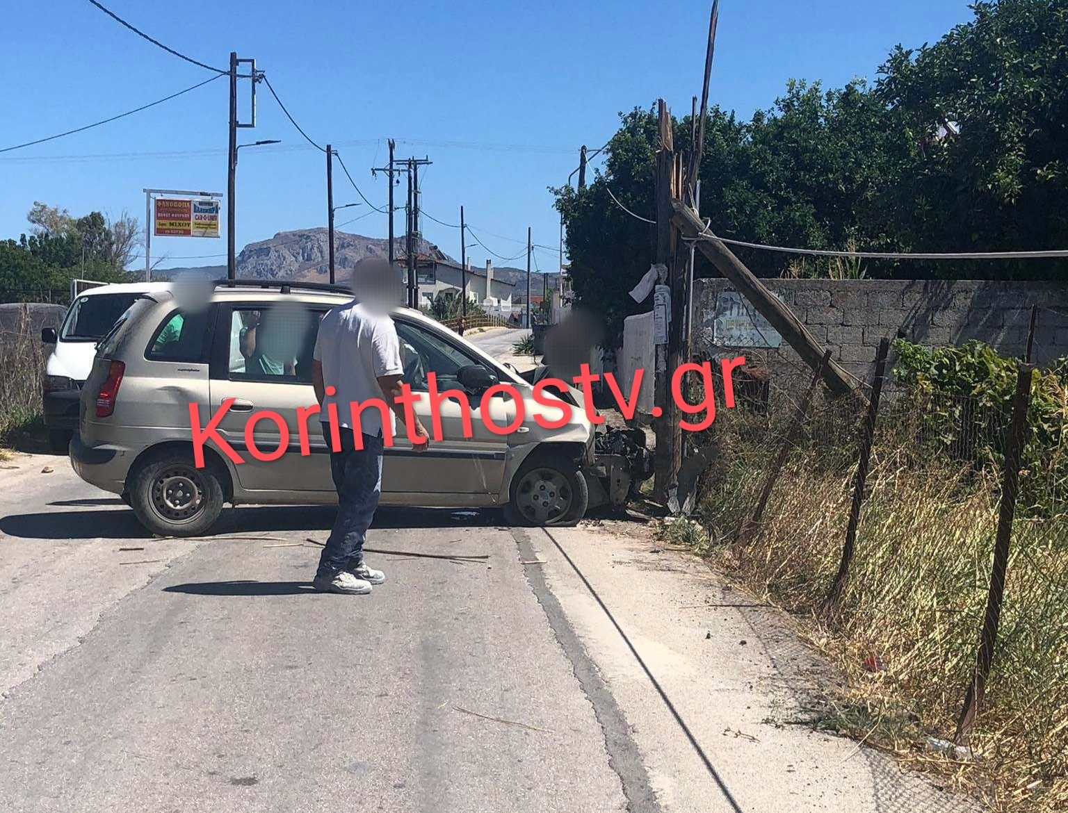 Ατύχημα στο Ζευγολατιό Κορινθίας - Αυτοκίνητο "καρφώθηκε" σε κολώνα ...