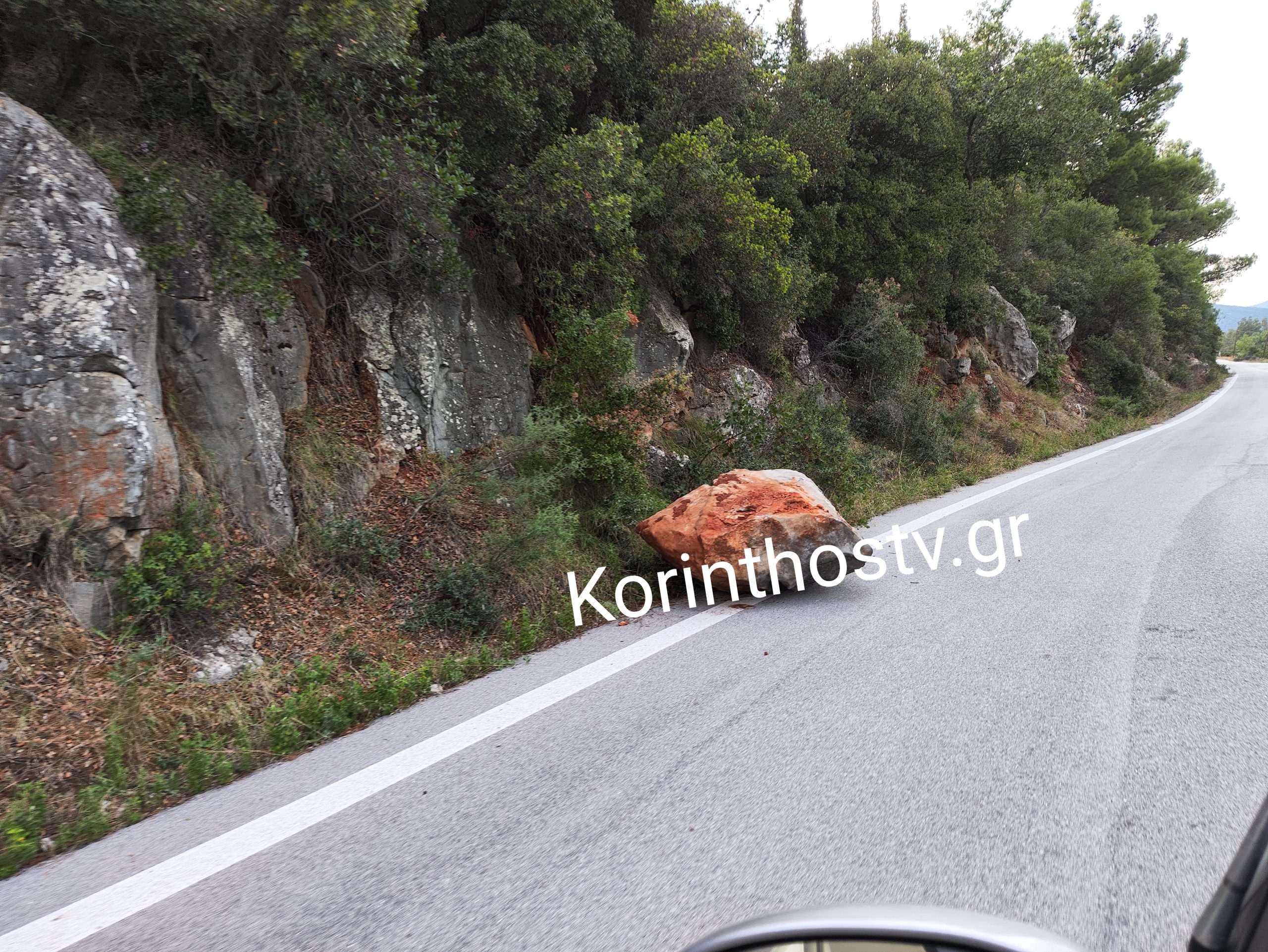 Αποκολλήθηκε βράχος στα Δερβενάκια (εικόνες) - KorinthosTV