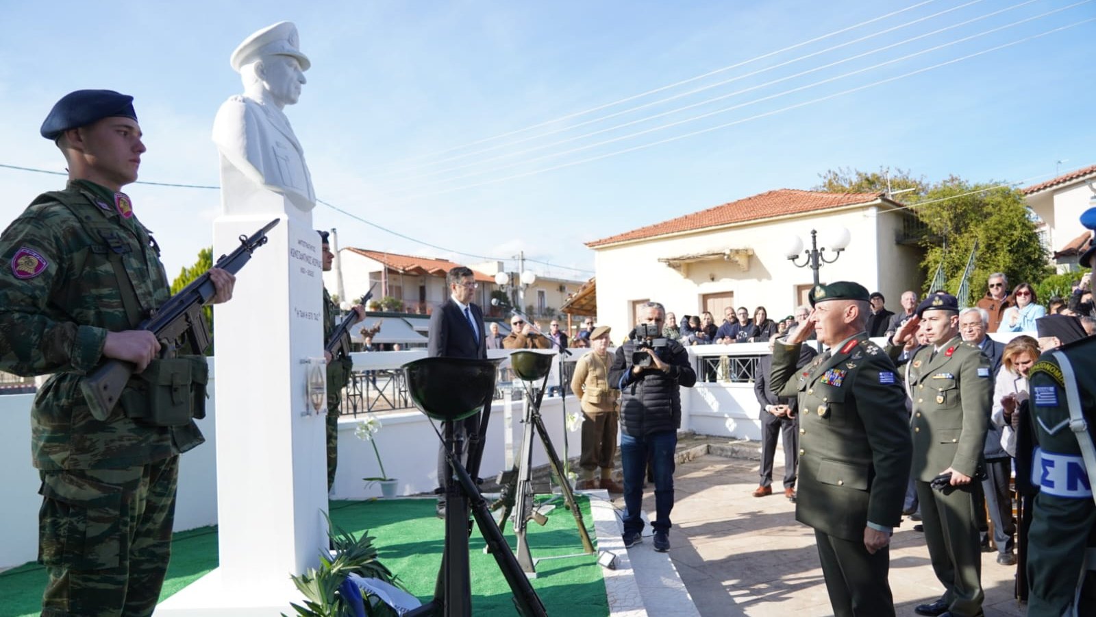 Σε κλίμα συγκίνησης έγιναν τα αποκαλυπτήρια της προτομής του στρατηγού ...