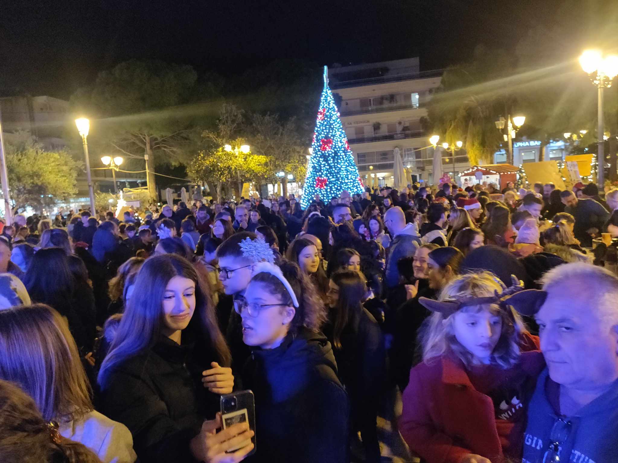 «Βούλιαξε» από κόσμο η κεντρική πλατεία τού Αγίου Βλασίου Ξυλοκάστρου ...