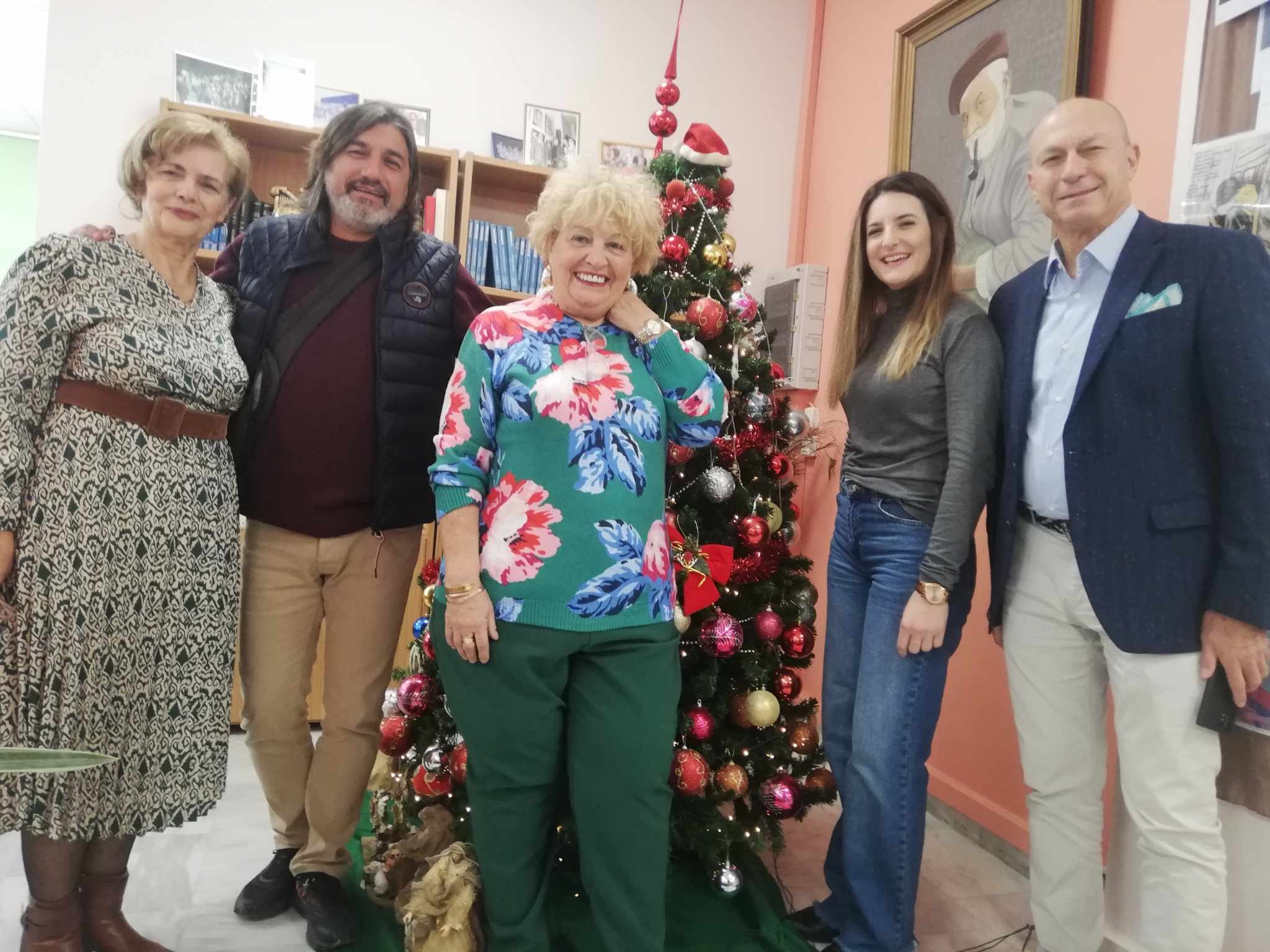 Άναψαν το Χριστουγεννιάτικο δέντρο στο ΚΑΠΗ των Αγίων Θεοδώρων (video ...