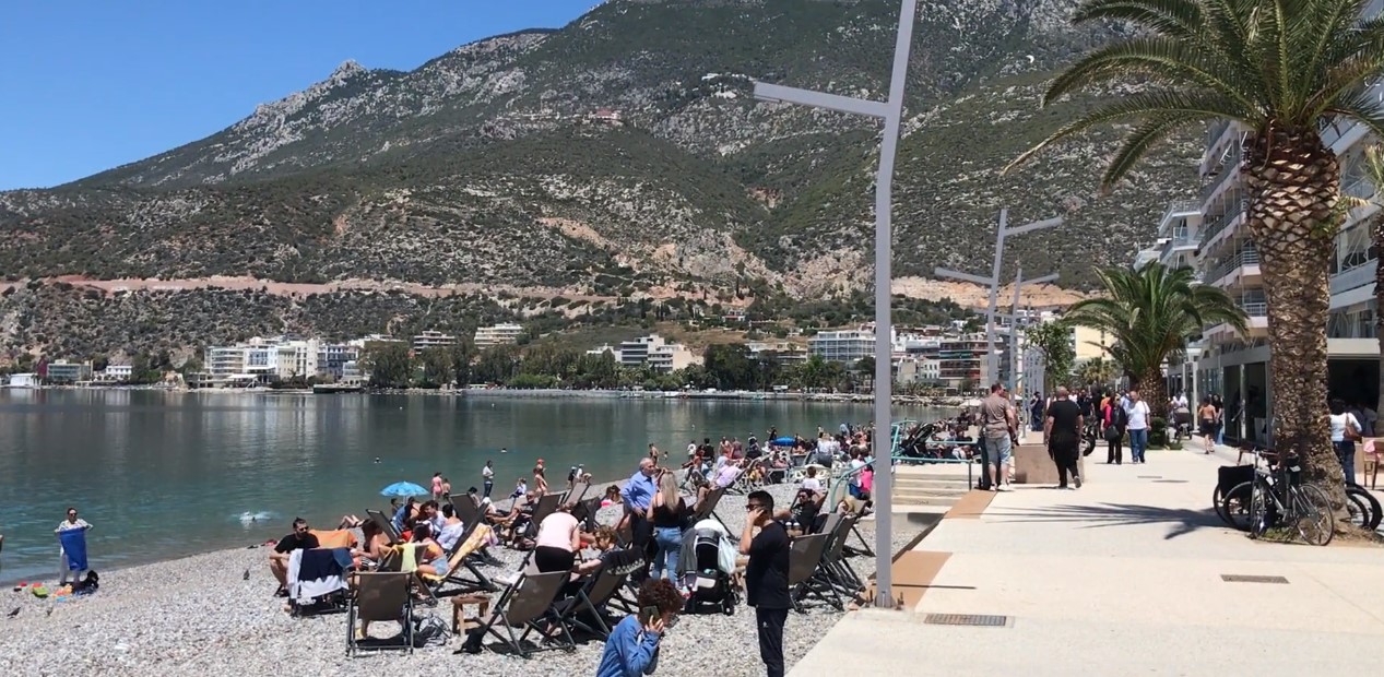 «Καλοκαίρι» ξανά: Γεμάτο το Λουτράκι - KorinthosTV