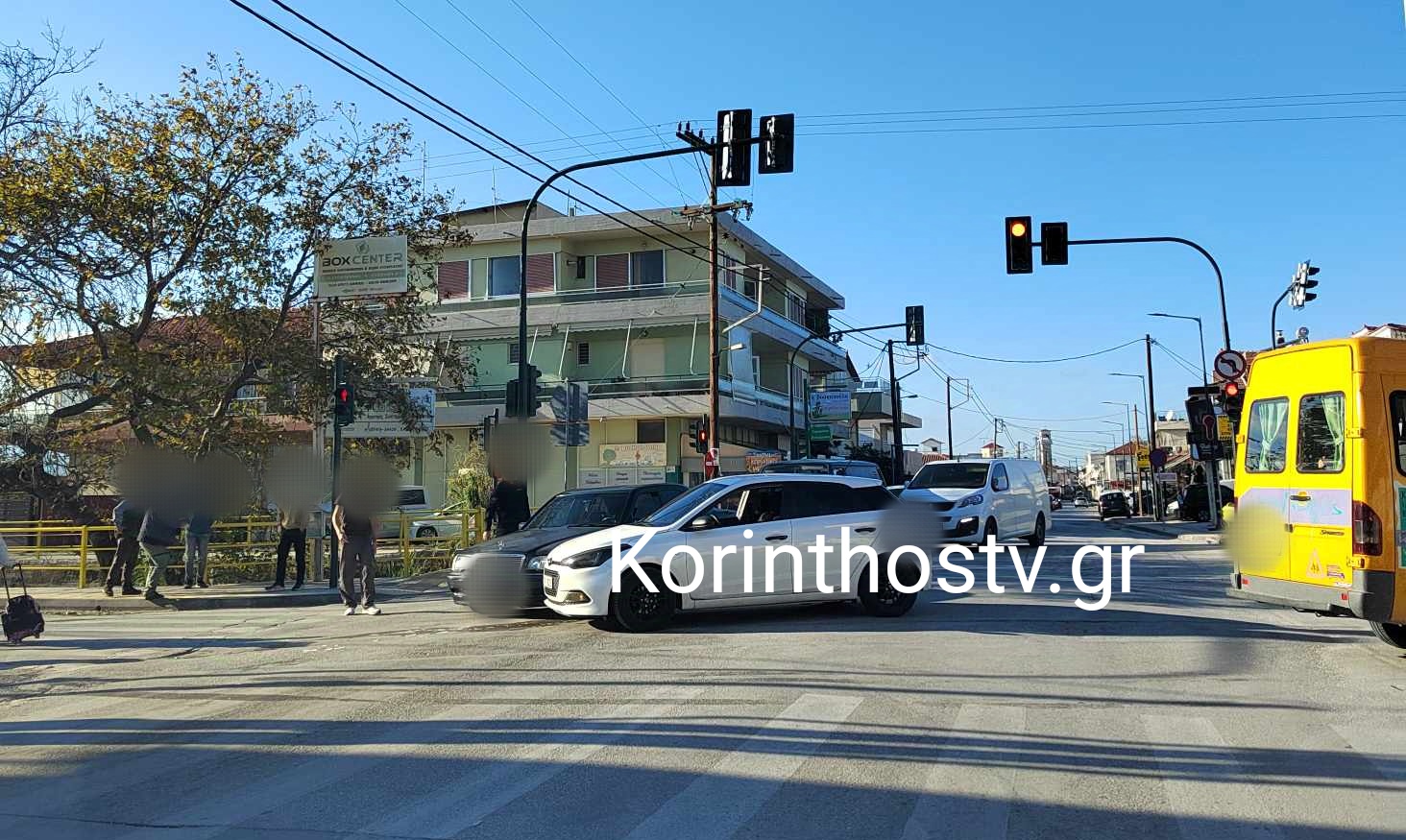 Κορινθία: Τροχαίο ατύχημα στα φανάρια στο Βραχάτι (φωτό) - KorinthosTV