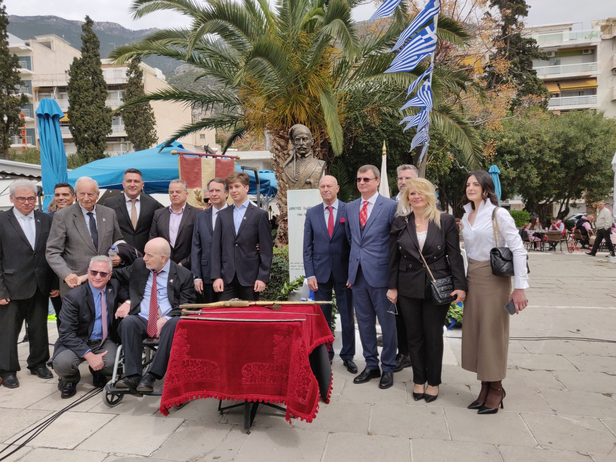 Λουτράκι: Δείτε ζωντανά τα αποκαλυπτήρια της προτομής του Δημήτρη ...