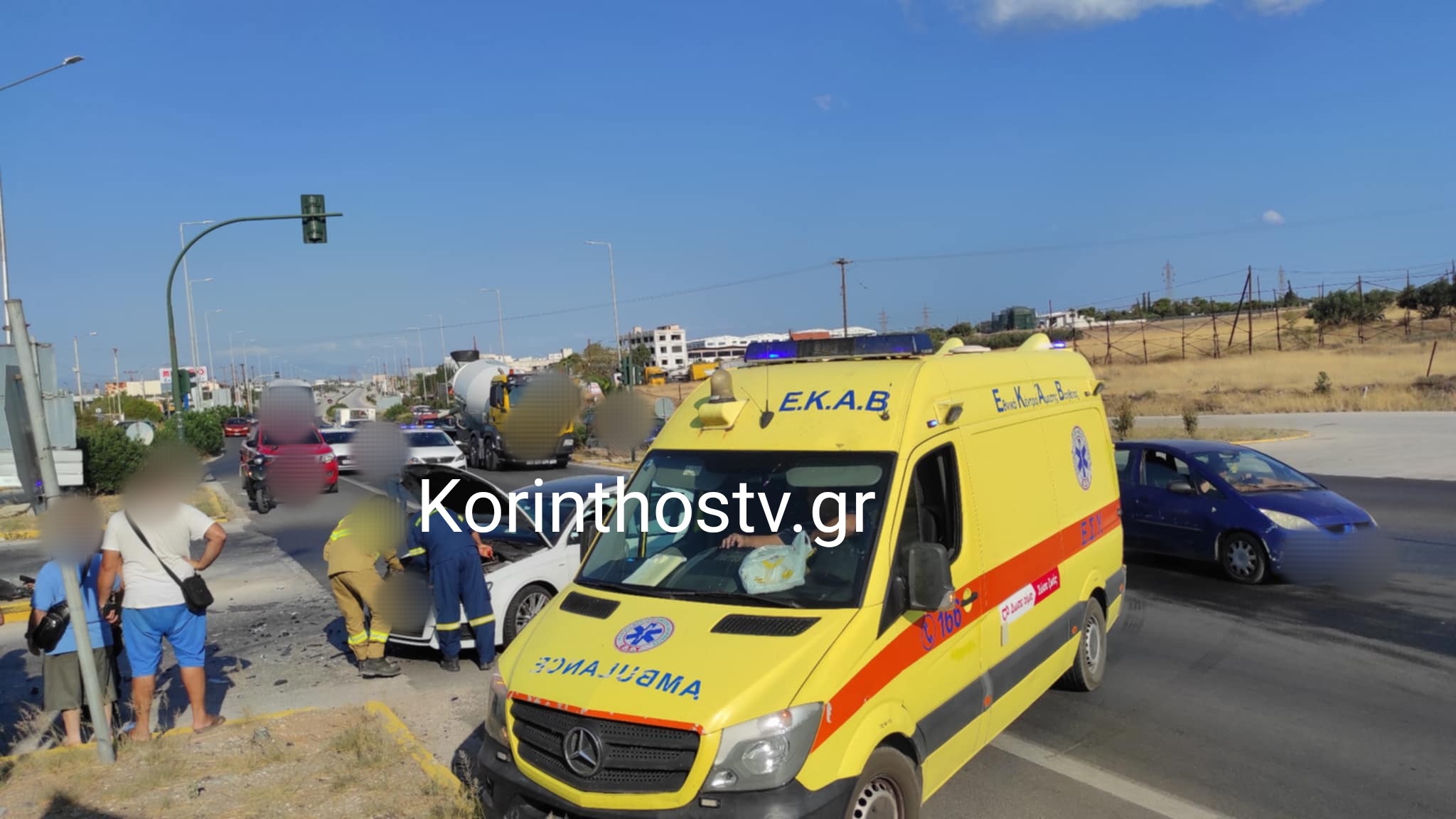 ΤΩΡΑ: Τροχαίο στα φανάρια του Ισθμού (video-φωτο) - KorinthosTV